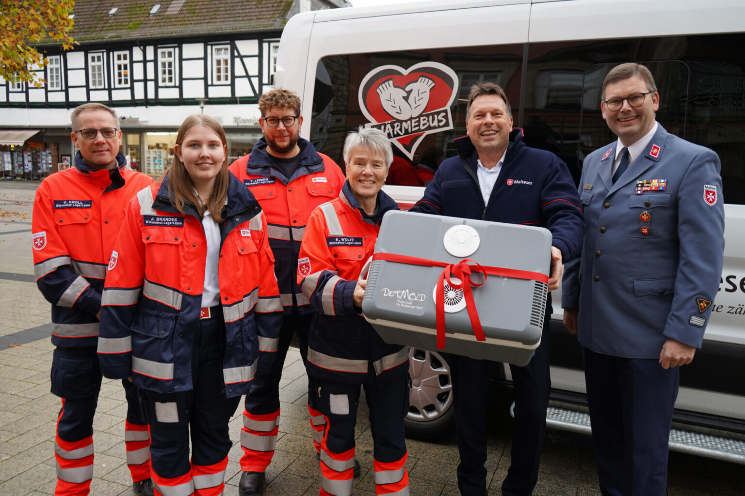 Ehrenamtliche bieten obdachlosen Menschen Schutz vor äußerer Kälte und ...